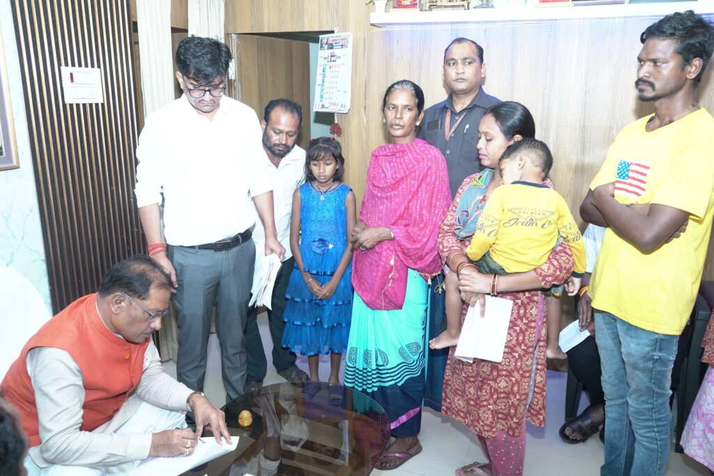 उन्होंने अधिकारियों को आवेदनों को संवेदनशीलता के साथ निराकरण करने के ...